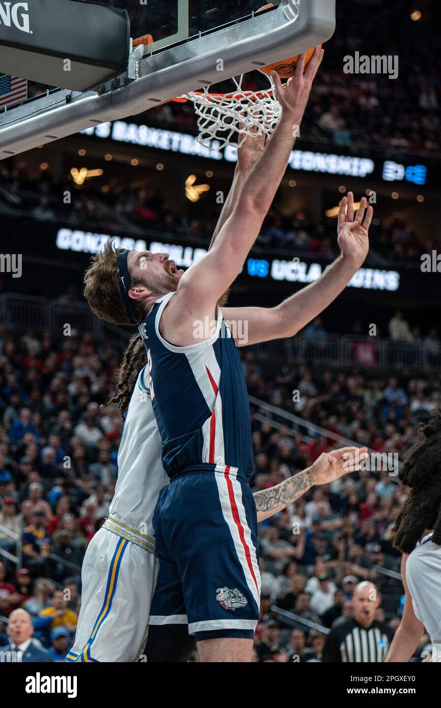 Gonzaga Bulldogs forward Drew Timme (2) attempts a reverse lay up ...