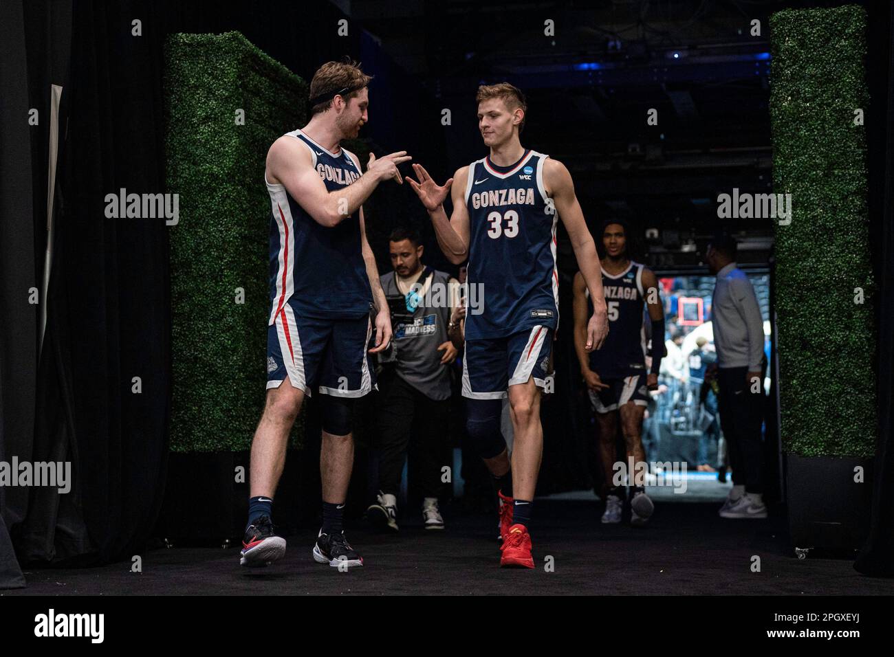 Gonzaga Bulldogs forward Drew Timme (2) celebrates with Ben Gregg after ...