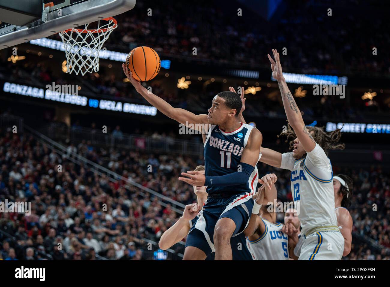 Gonzaga Bulldogs guard Nolan Hickman (11) scores on a layup against ...