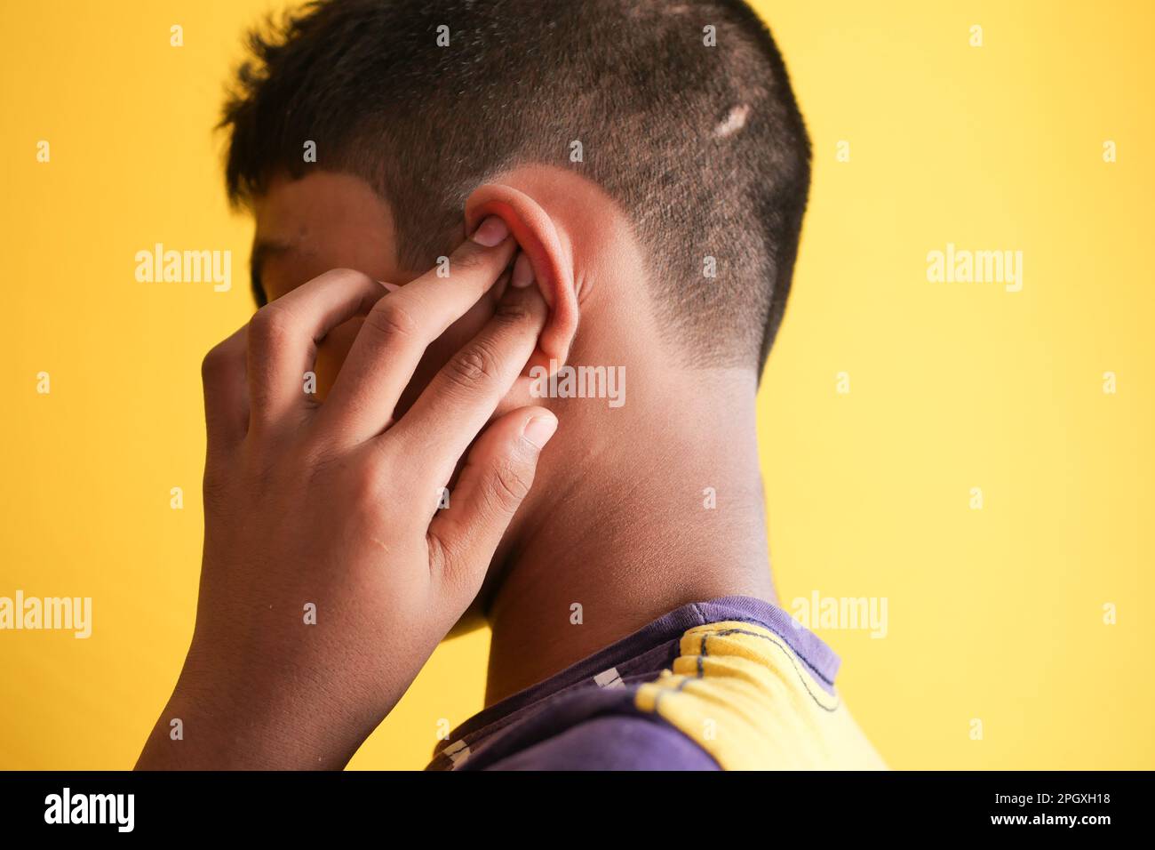 teenage boy having ear pain touching his painful ear Stock Photo - Alamy
