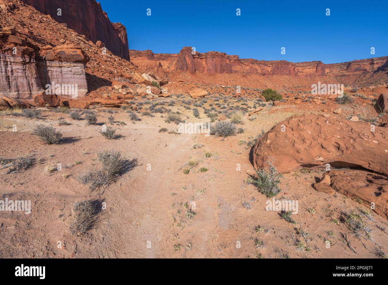 hiking the murphy trail loop in the island in the sky in canyonlands ...