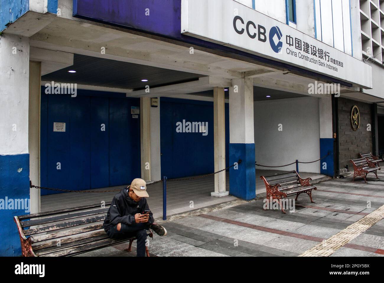 Bandung, West Java, Indonesia. 25th Mar, 2023. A man hold their phones ...