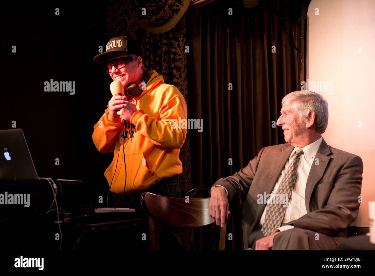 Dj apple hi-res stock photography and images - Alamy