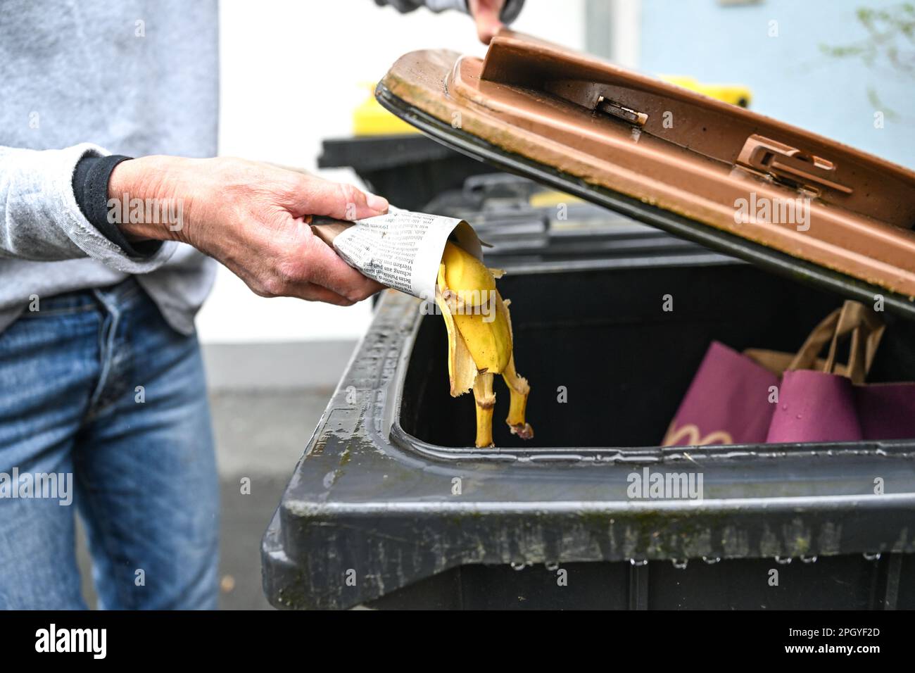 Banana peels garbage can hi-res stock photography and images - Alamy