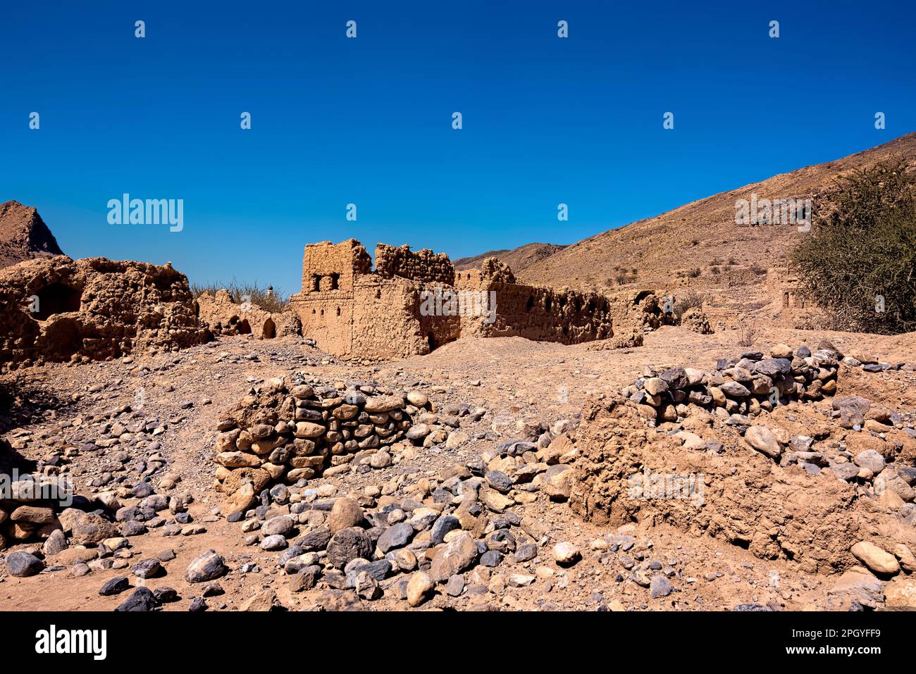 The castle ruins of Tanuf, Wadi Tanuf, Al Dakhiliyah, Oman Stock Photo ...