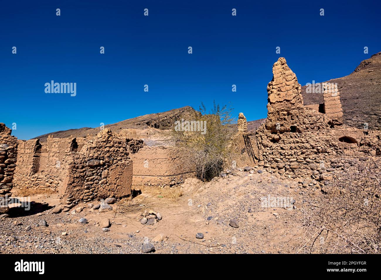 The castle ruins of Tanuf, Wadi Tanuf, Al Dakhiliyah, Oman Stock Photo ...