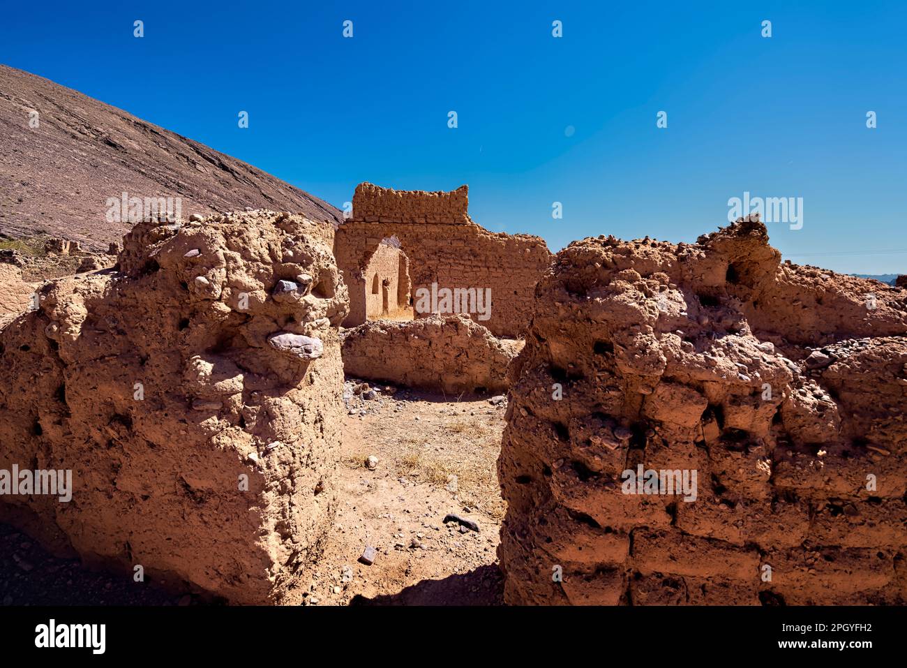 The castle ruins of Tanuf, Wadi Tanuf, Al Dakhiliyah, Oman Stock Photo ...