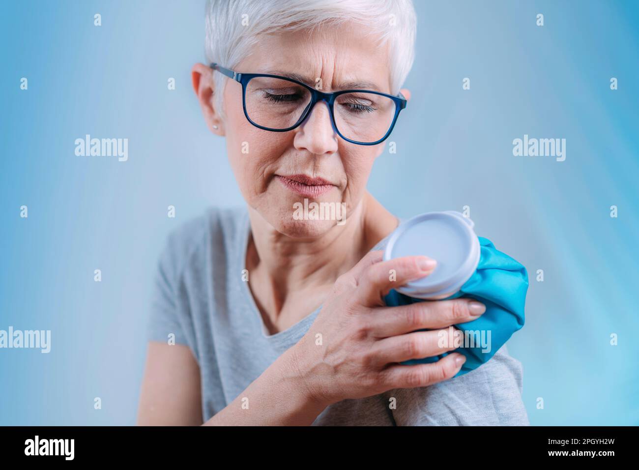 Home shoulder pain senior hi-res stock photography and images - Alamy
