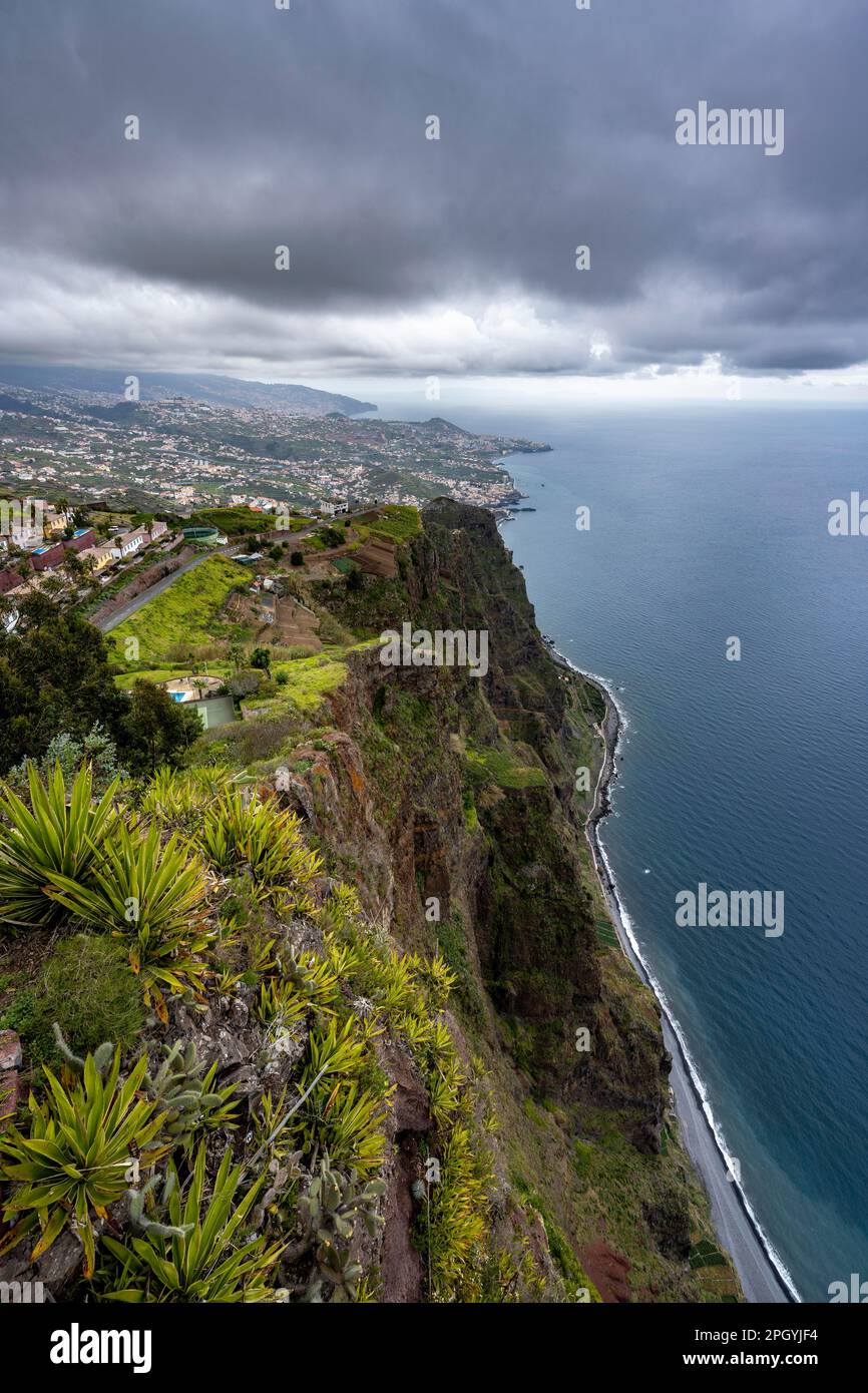 Cliff viewing platform hi-res stock photography and images - Alamy