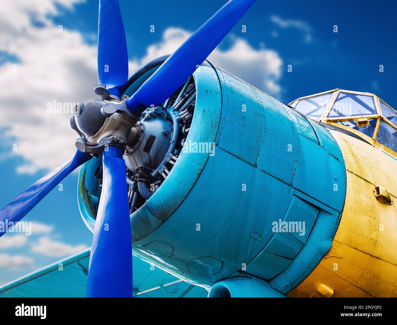 Old propeller airplane front view hi-res stock photography and images ...