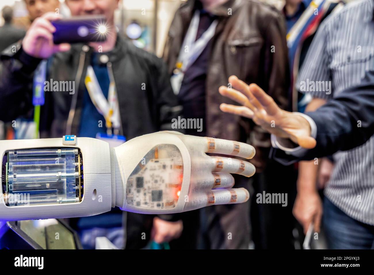 Artificial intelligence at Festo, Bionik Softhand, networking of man ...