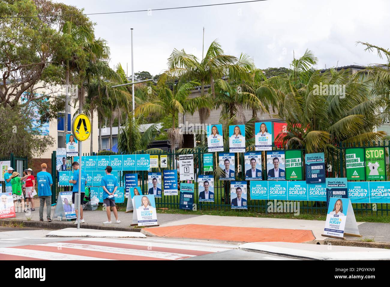 School voting centre hi-res stock photography and images - Alamy