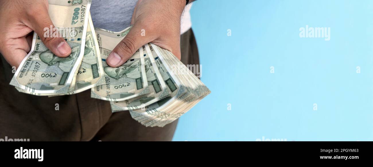 A Man counting 500 rupee banknotes Stock Photo - Alamy