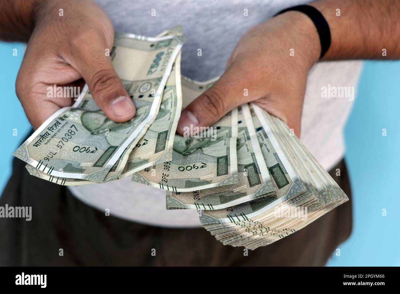 A Man counting 500 rupee banknotes Stock Photo - Alamy