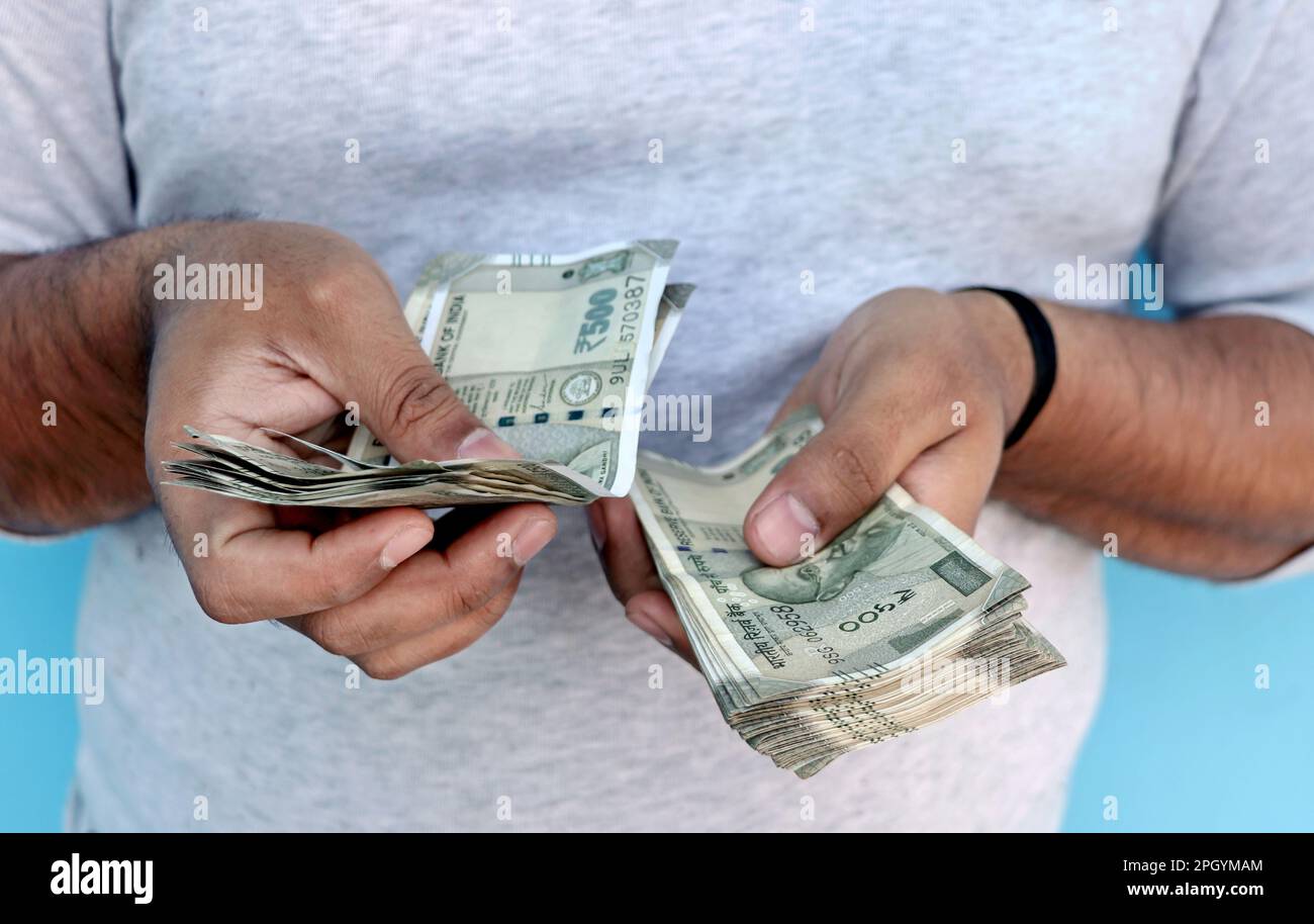 A Man counting 500 rupee banknotes Stock Photo - Alamy