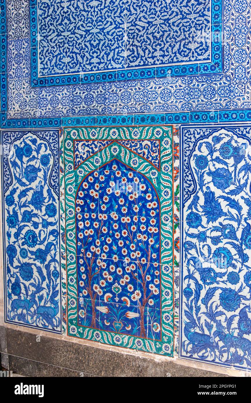 Wall decorations of palace hi-res stock photography and images - Alamy