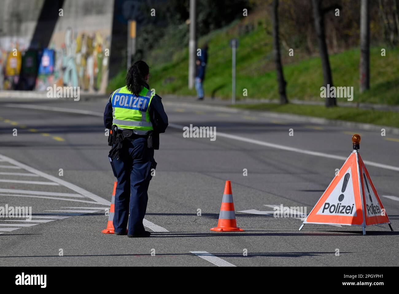 Policewoman traffic control Stock Photo - Alamy
