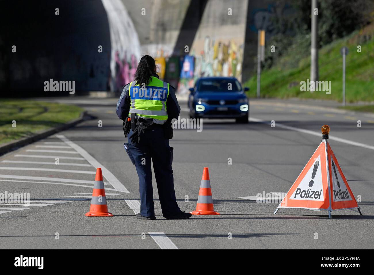 Policewoman traffic control Stock Photo - Alamy