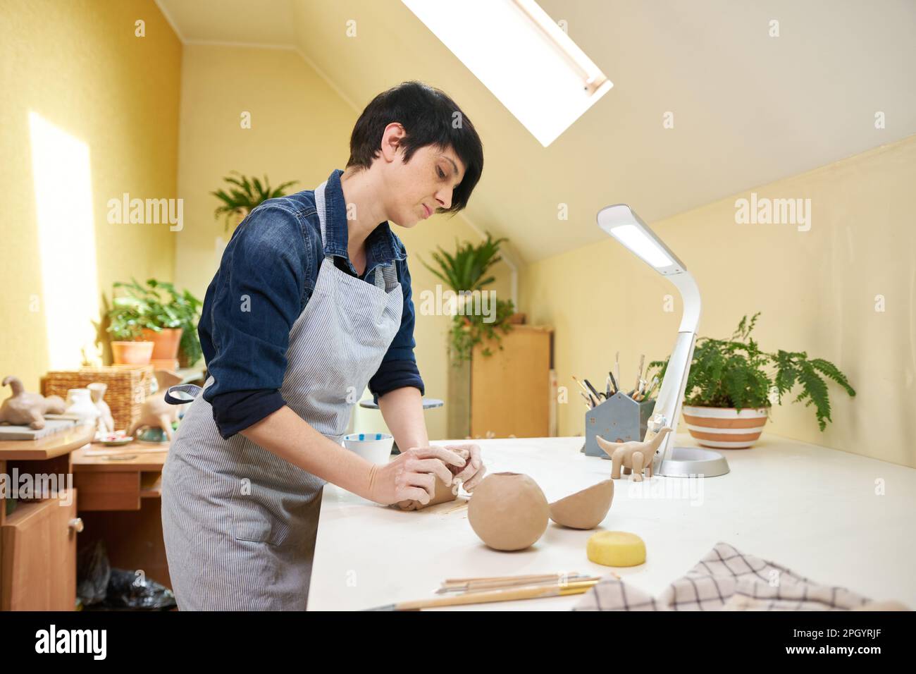Wedging clay hi-res stock photography and images - Alamy