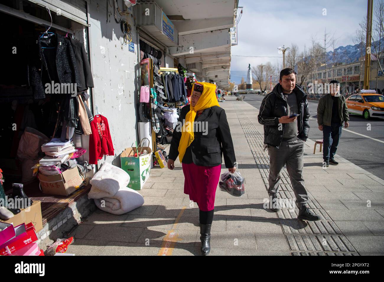 (230325) -- TAXKORGAN, March 25, 2023 (Xinhua) -- Nurkerim Duri (C) and ...