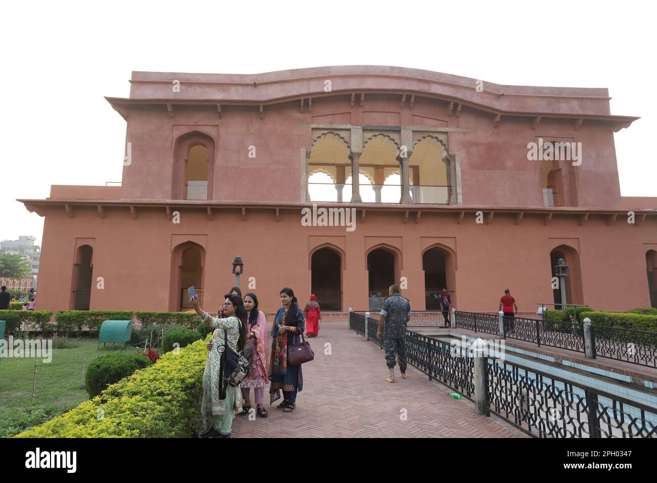 17th century mughal fort complex hi-res stock photography and images ...