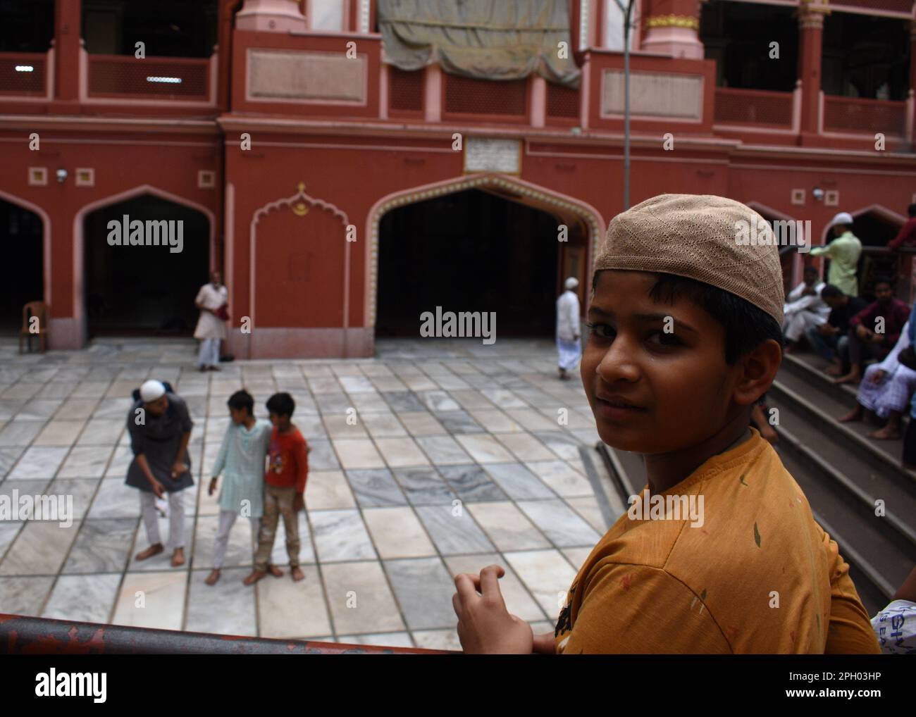 Kolkata, India. 25th Mar, 2023. Kolkata Muslim devotees offer prayers ...