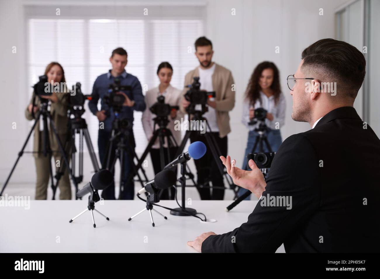 Interview of journalists hi-res stock photography and images - Alamy