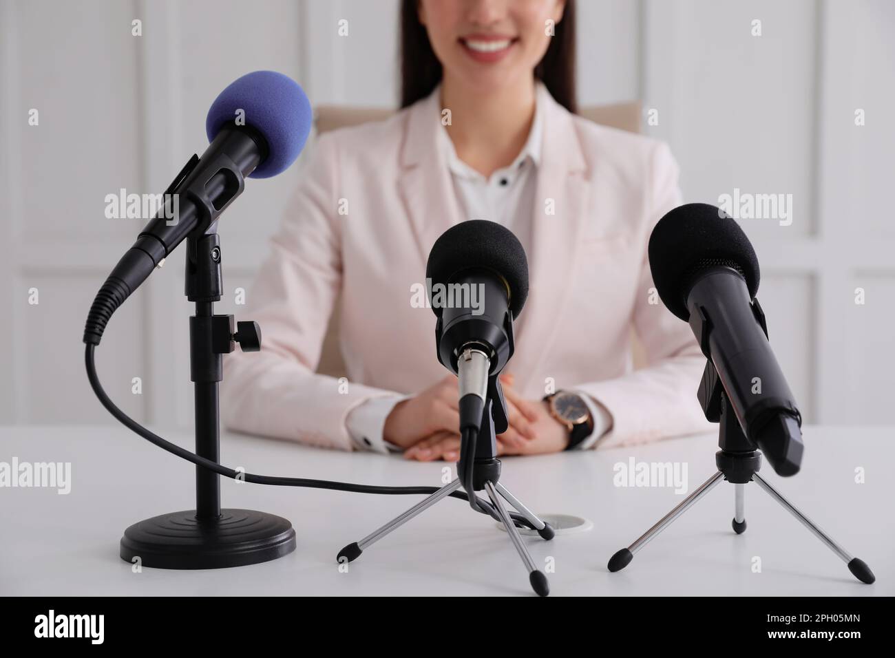Interview woman microphones hi-res stock photography and images - Alamy
