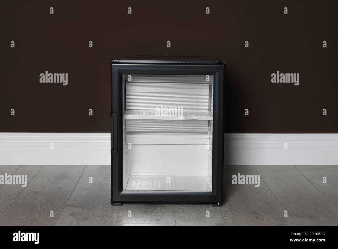 Mini bar closed hi-res stock photography and images - Alamy