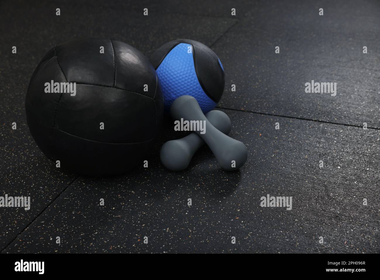 Black medicine balls hi-res stock photography and images - Alamy