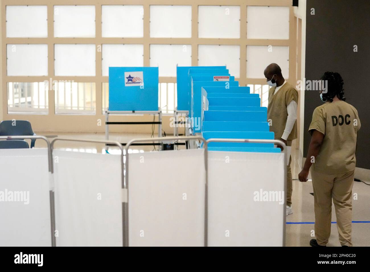 Inmates at the Cook County, Ill., jail vote in a local election at the ...