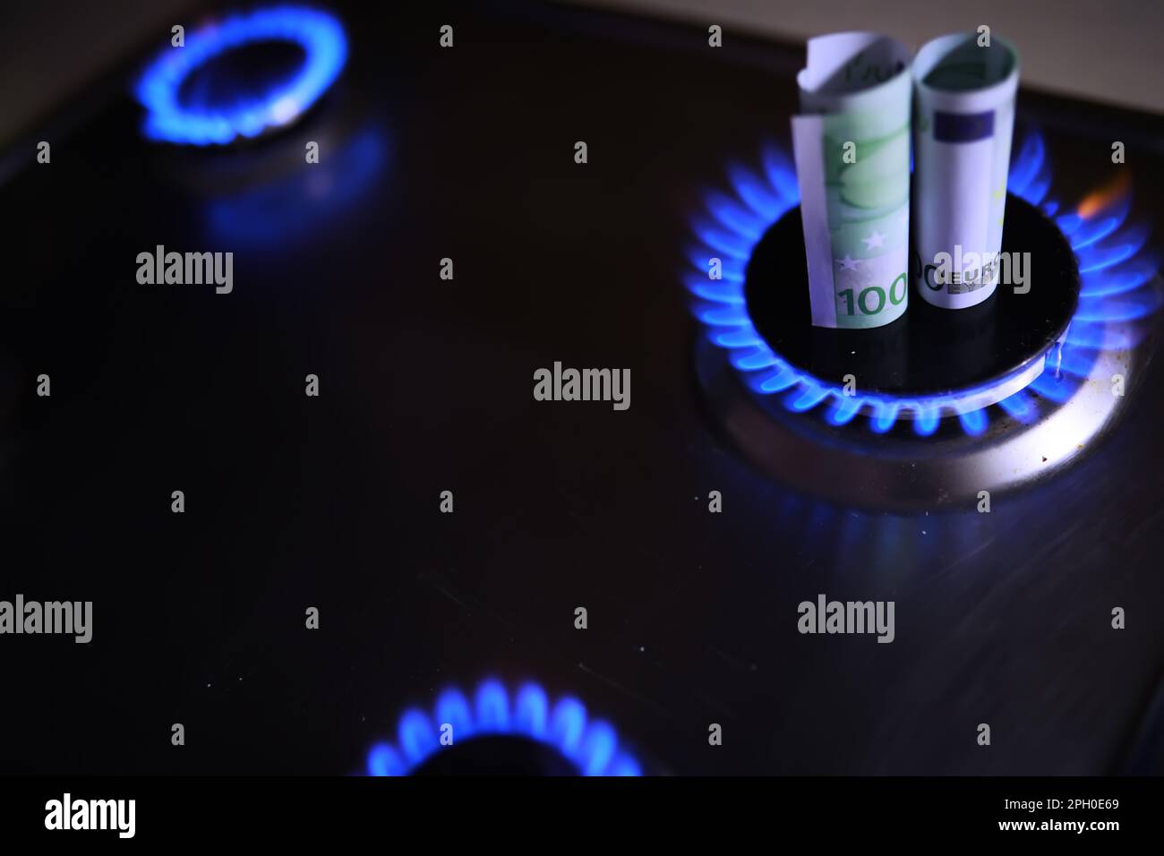 The cost of gas, the euro crisis. 100 euros on a gas burner. Sanctions ...