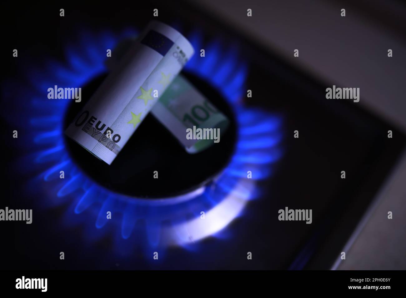 The cost of gas, the euro crisis. 100 euros on a gas burner. Sanctions ...