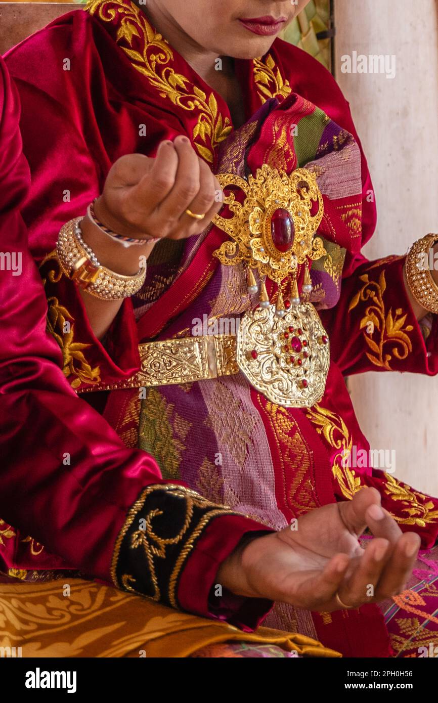 Traditional Balinese female wedding dress and gold jewelry. Bali ...