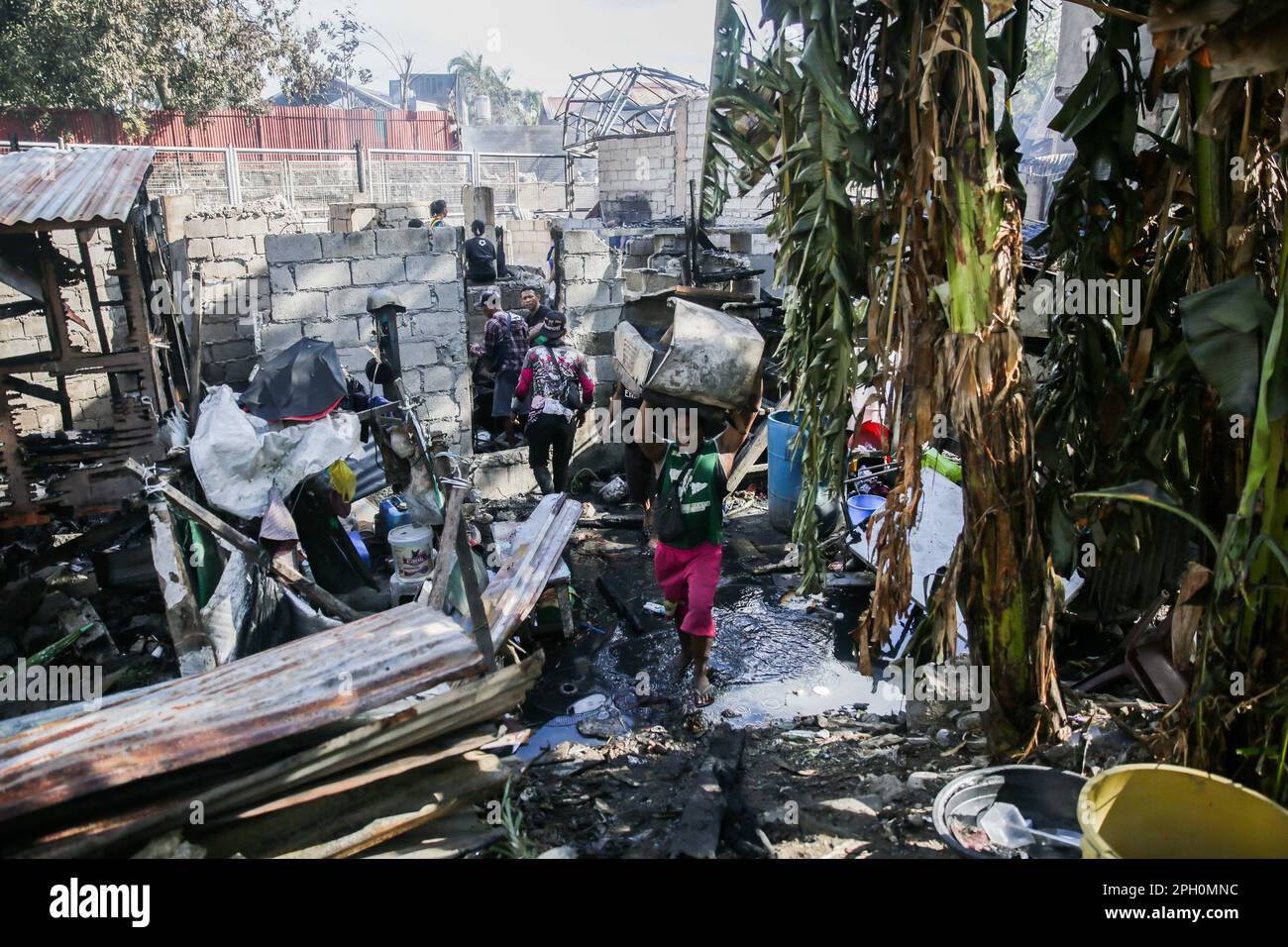 (230325) -- PARANAQUE CITY, March 25, 2023 (Xinhua) -- Residents look ...