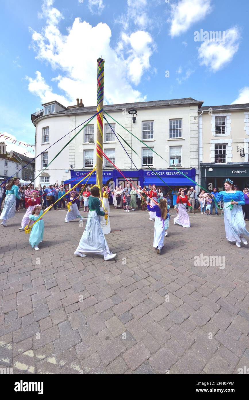 Shaftesbury dance group Steps in Time perform a traditional maypole ...