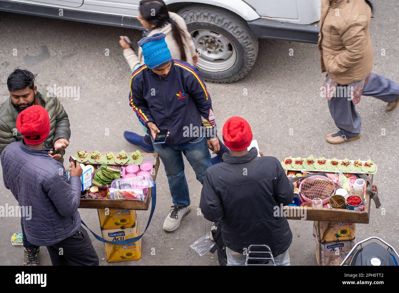 Road side paan sellers selling this sweet mouth fresher delicacy on ...