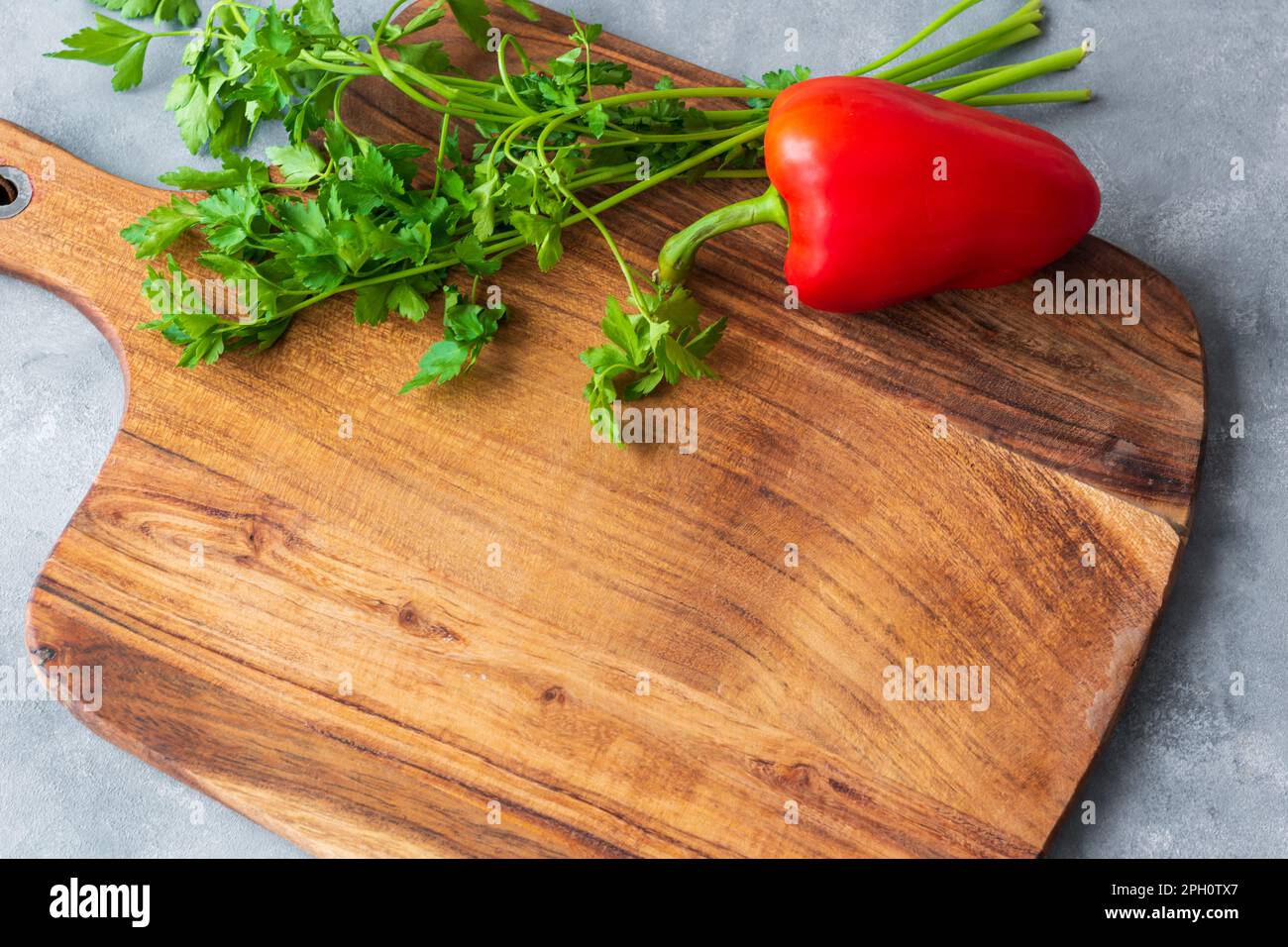 Kitchen chopping board background with copy space Stock Photo - Alamy