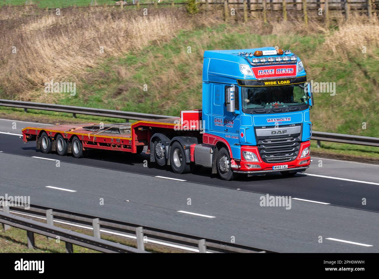Articulated step trailer hi-res stock photography and images - Alamy