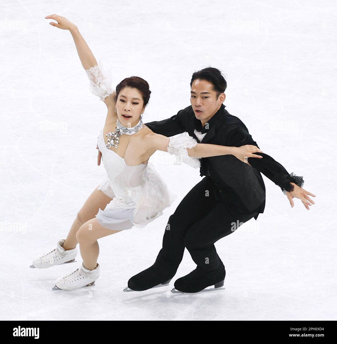 Japan's Kana Muramoto (L) and Daisuke Takahashi perform in the ice ...