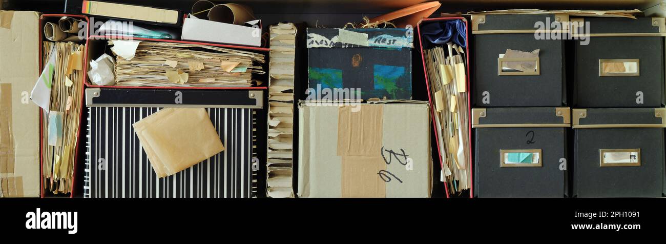 Messy bookshelf hi-res stock photography and images - Alamy