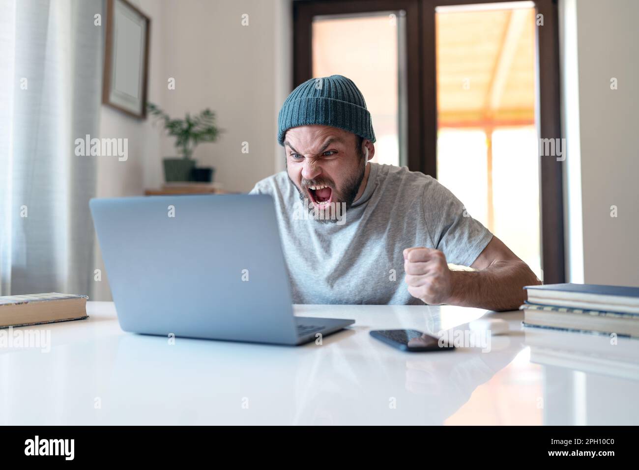 Angry looks hi-res stock photography and images - Alamy