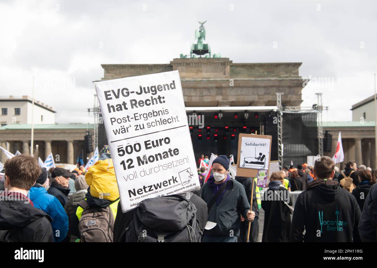 25 March 2023, Berlin: Participants in the demonstration of Verdi and ...