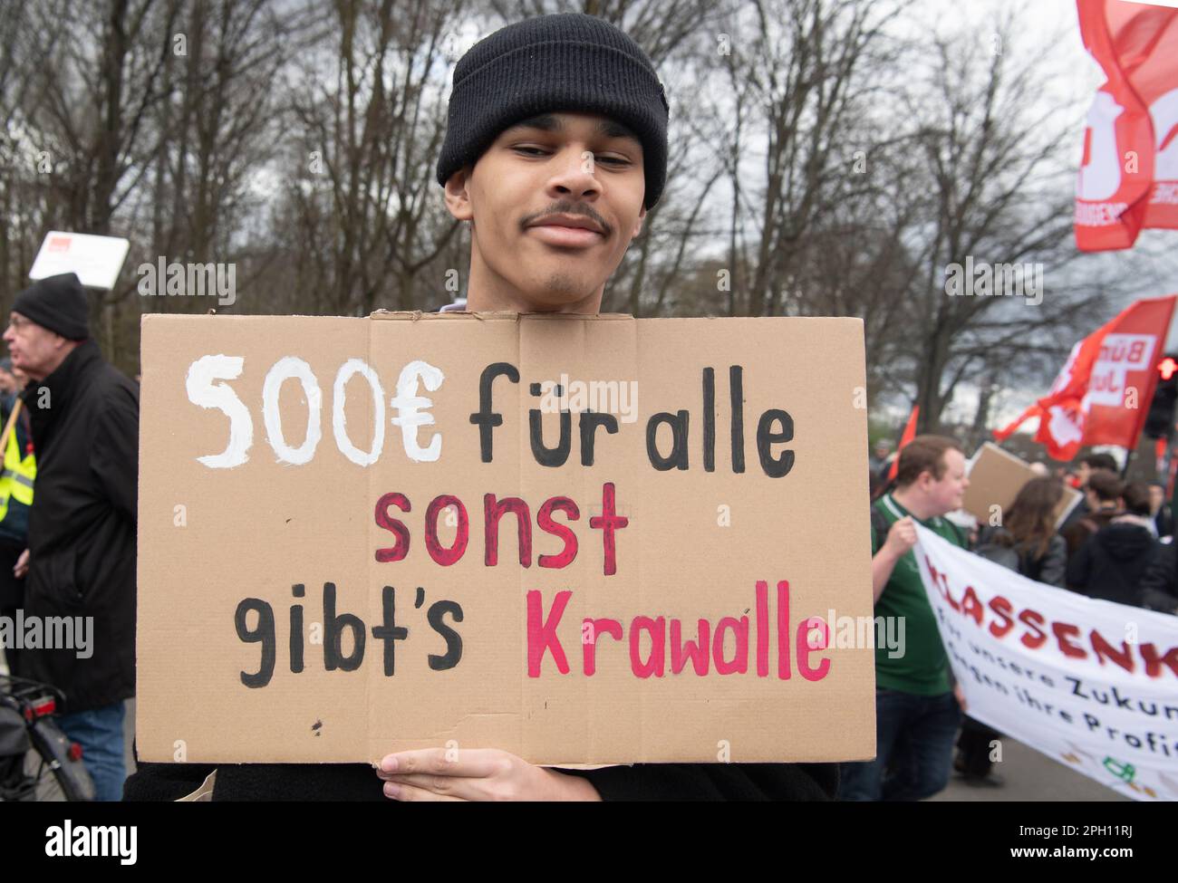 25 March 2023, Berlin: Participants in the demonstration of Verdi and ...