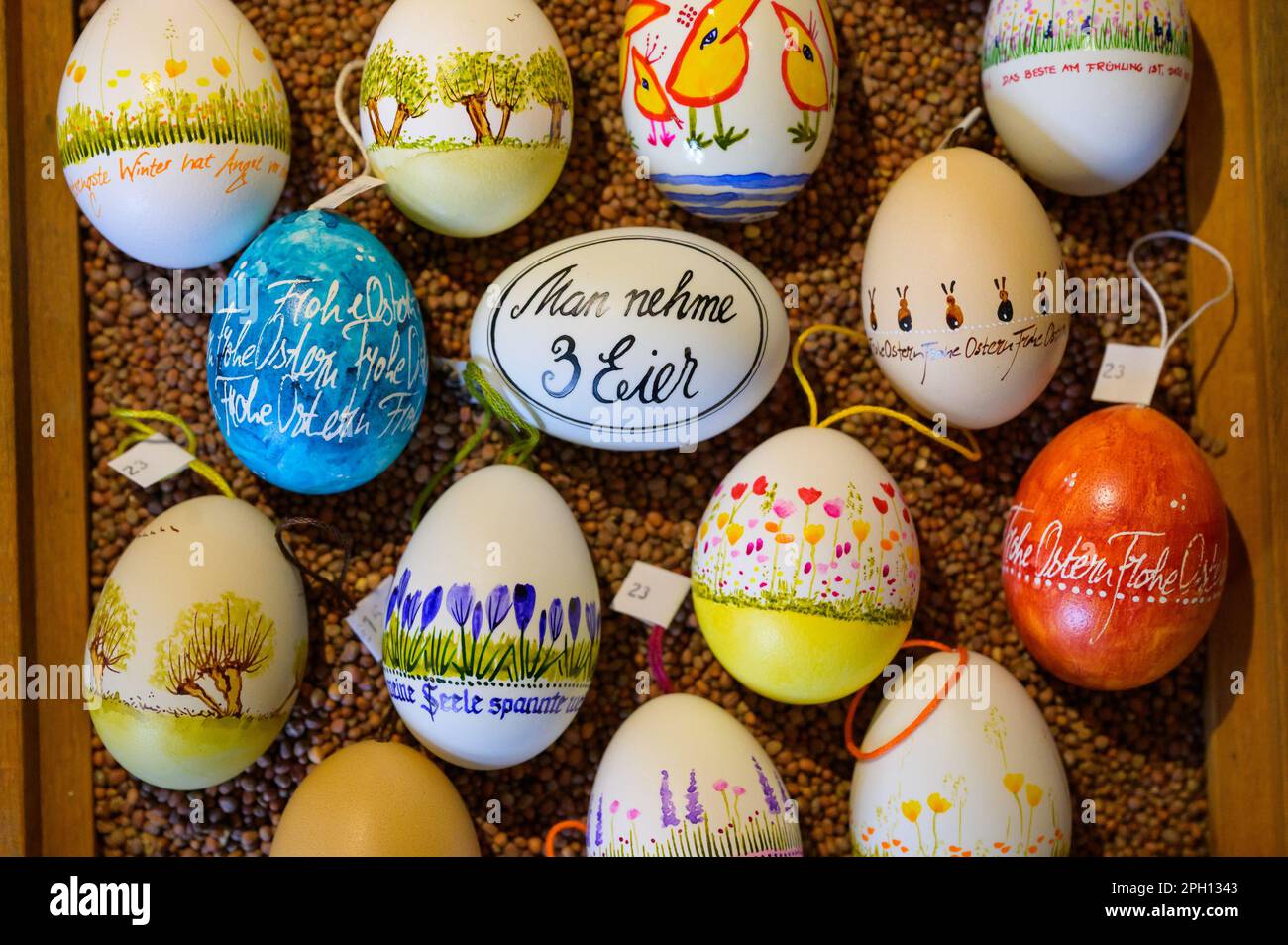 25 March 2023, Lower Saxony, Lübeln: Colorfully painted eggs lie in a ...