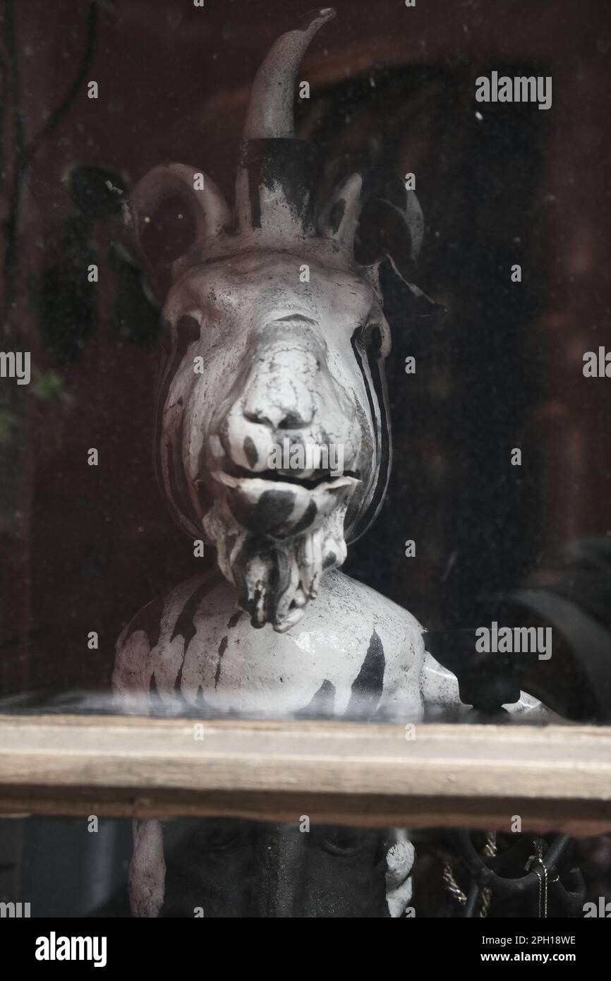 Creepy statue hi-res stock photography and images - Alamy