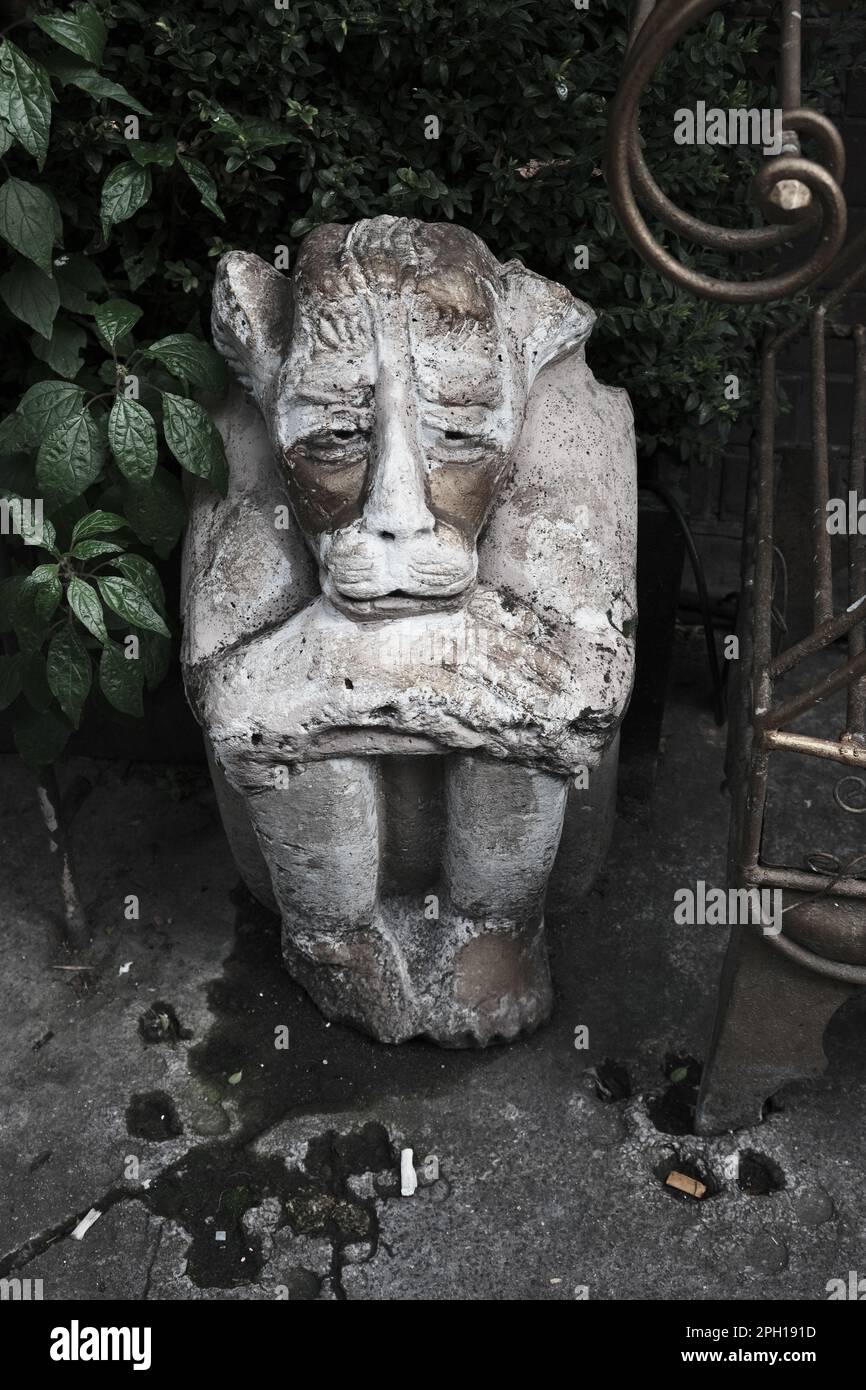 Creepy statue hi-res stock photography and images - Alamy