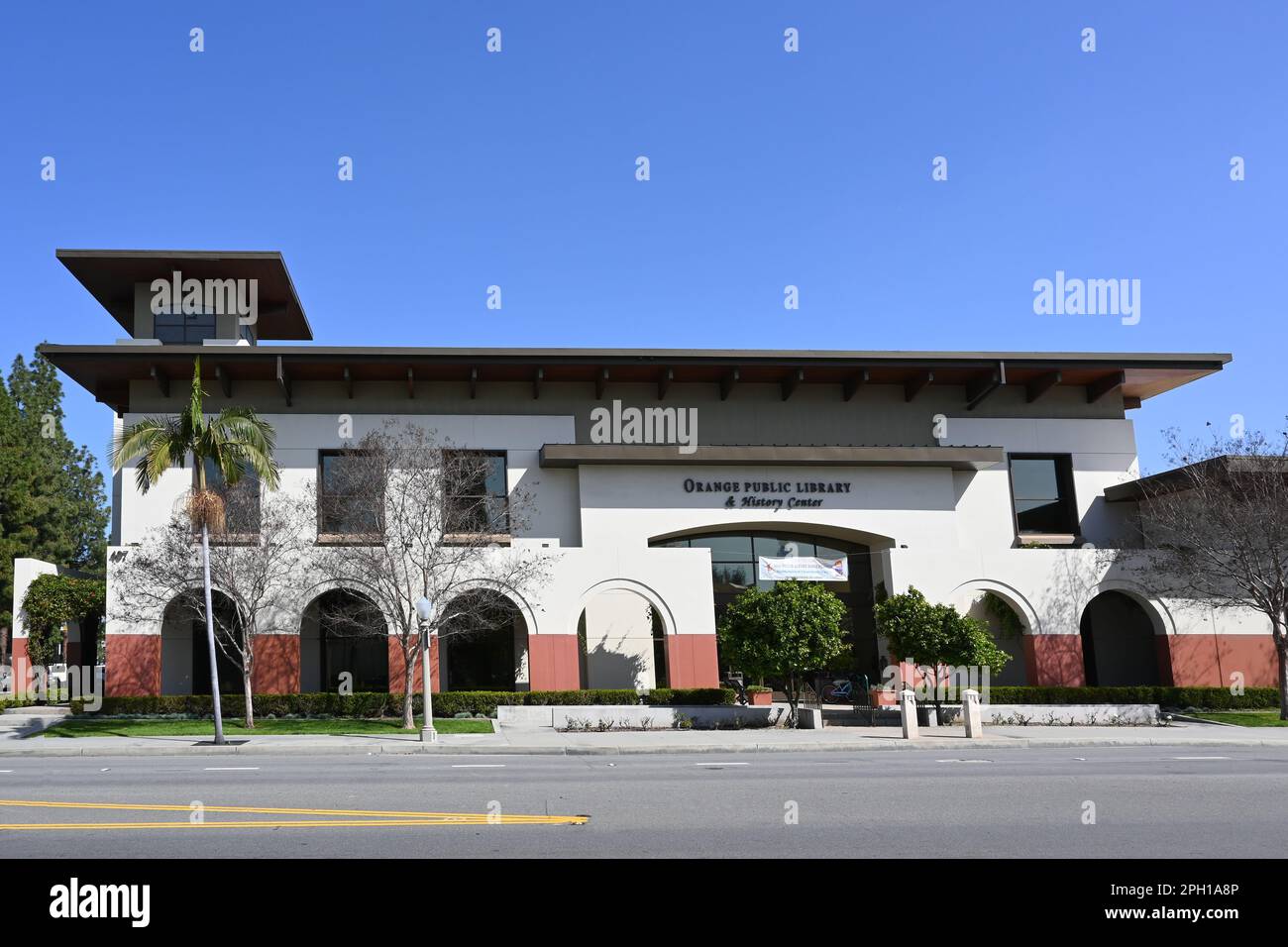 Public library exterior hi-res stock photography and images - Alamy