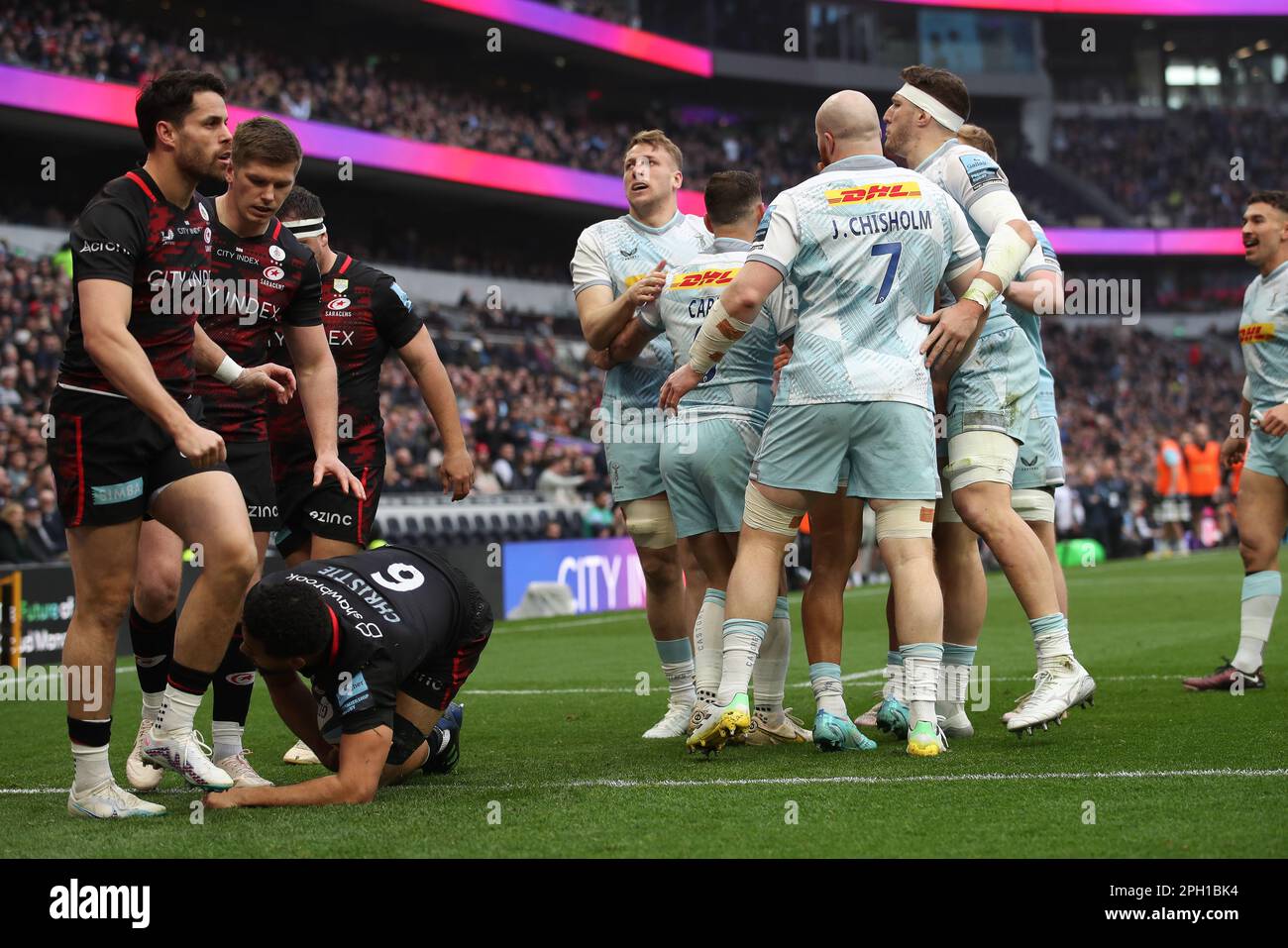 London, UK. 25th Mar, 2023. Alex Dombrandt of Harlequins goes over for ...