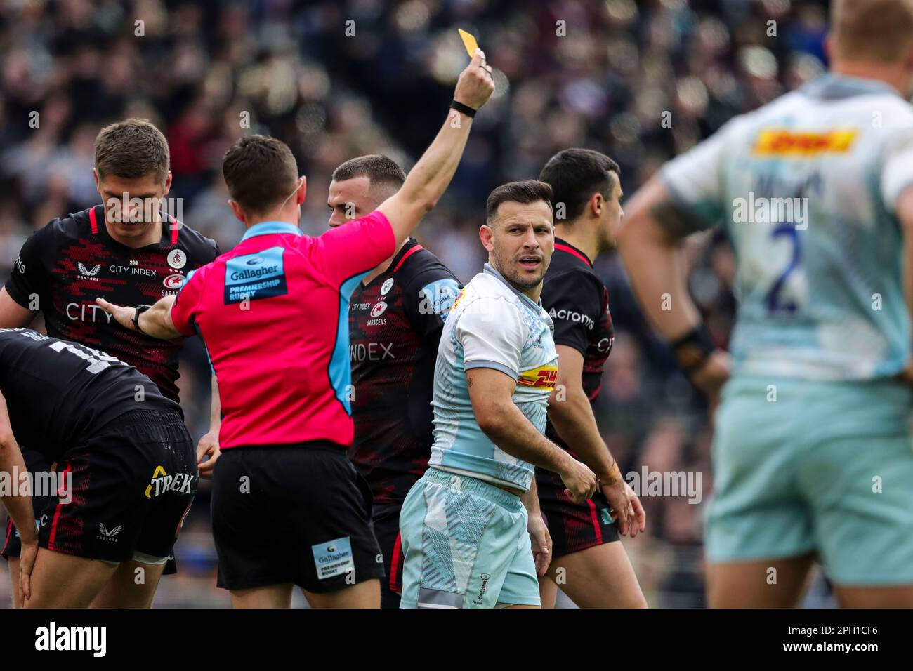 Referee luke pearce hi-res stock photography and images - Alamy